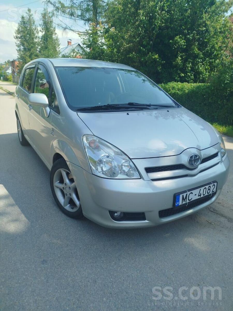 Pelēks Toyota Corolla Verso 2005 Preiļi, ar dzinēja tilpumu 2.00 L un nobraukumu 247 tūkst. km par 1900 €, foto 1 vietnē AUTOMOTO.COM.LV