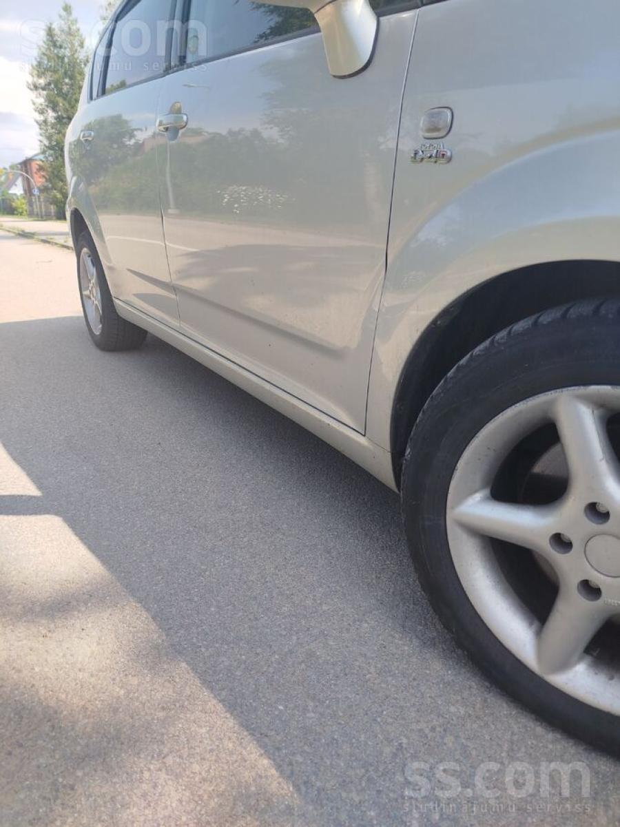 Pelēks Toyota Corolla Verso 2005 Preiļi, ar dzinēja tilpumu 2.00 L un nobraukumu 247 tūkst. km par 1900 €, foto 4 vietnē AUTOMOTO.COM.LV