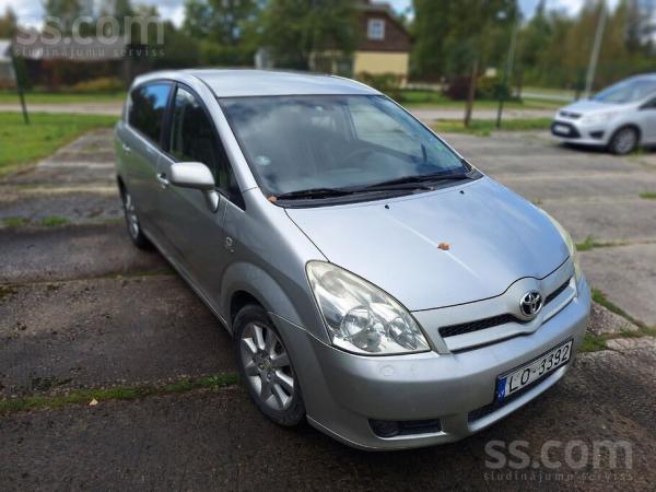 Grey Toyota Corolla Verso 2005 in Kuldiga, with an engine capacity of 2.00 L and mileage of 323 thousand km for 670 €, photo 1 on AUTOMOTO.COM.LV