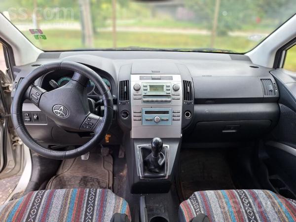 Grey Toyota Corolla Verso 2005 in Kuldiga, with an engine capacity of 2.00 L and mileage of 323 thousand km for 670 €, photo 7 on AUTOMOTO.COM.LV