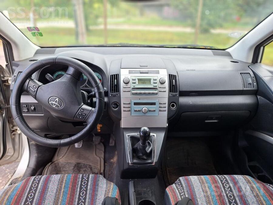 Pelēks Toyota Corolla Verso 2005 Kuldīga, ar dzinēja tilpumu 2.00 L un nobraukumu 323 tūkst. km par 670 €, foto 7 vietnē AUTOMOTO.COM.LV