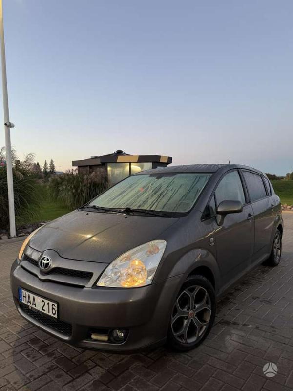 Pelēks Toyota Corolla Verso 2005 Tauragė, ar dzinēja tilpumu 2.00 L un nobraukumu 260 tūkst. km par 1680 €, foto 1 vietnē AUTOMOTO.COM.LV