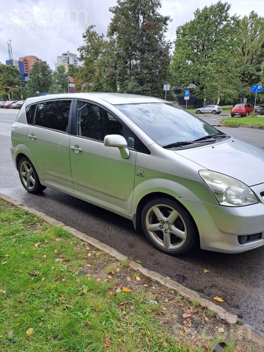 Pelēks Toyota Corolla Verso 2005 Rīga, ar dzinēja tilpumu 2.20 L un nobraukumu 356 tūkst. km par 1190 €, foto 1 vietnē AUTOMOTO.COM.LV