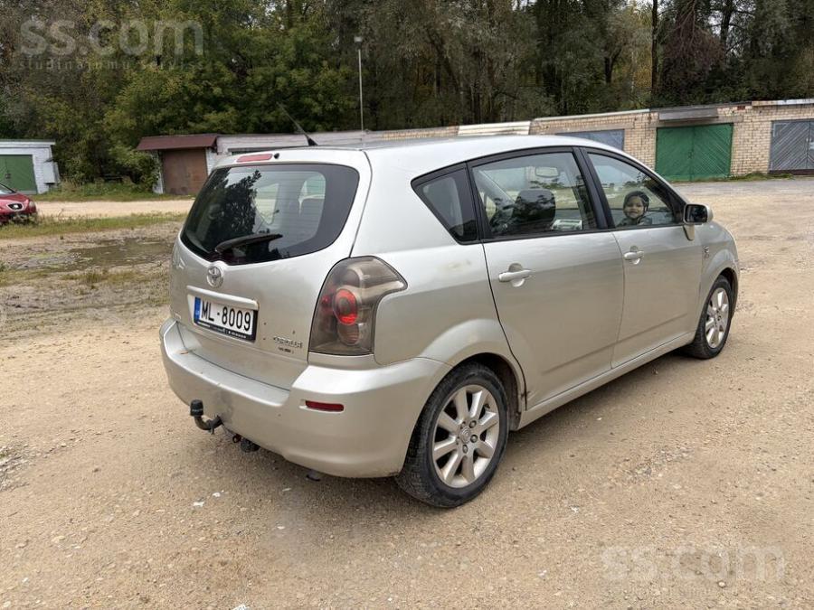 Grey Toyota Corolla Verso 2005 in Riga, with an engine capacity of 2.00 L and mileage of 290 thousand km for 1150 €, photo 4 on AUTOMOTO.COM.LV