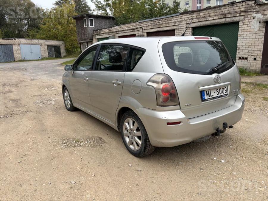 Grey Toyota Corolla Verso 2005 in Riga, with an engine capacity of 2.00 L and mileage of 290 thousand km for 1150 €, photo 5 on AUTOMOTO.COM.LV