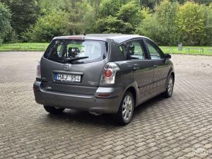 Grey Toyota Corolla Verso 2005 in Kaunas, with an engine capacity of 2.00 L and mileage of 284 thousand km for 1950 €, photo 8 on AUTOMOTO.COM.LV