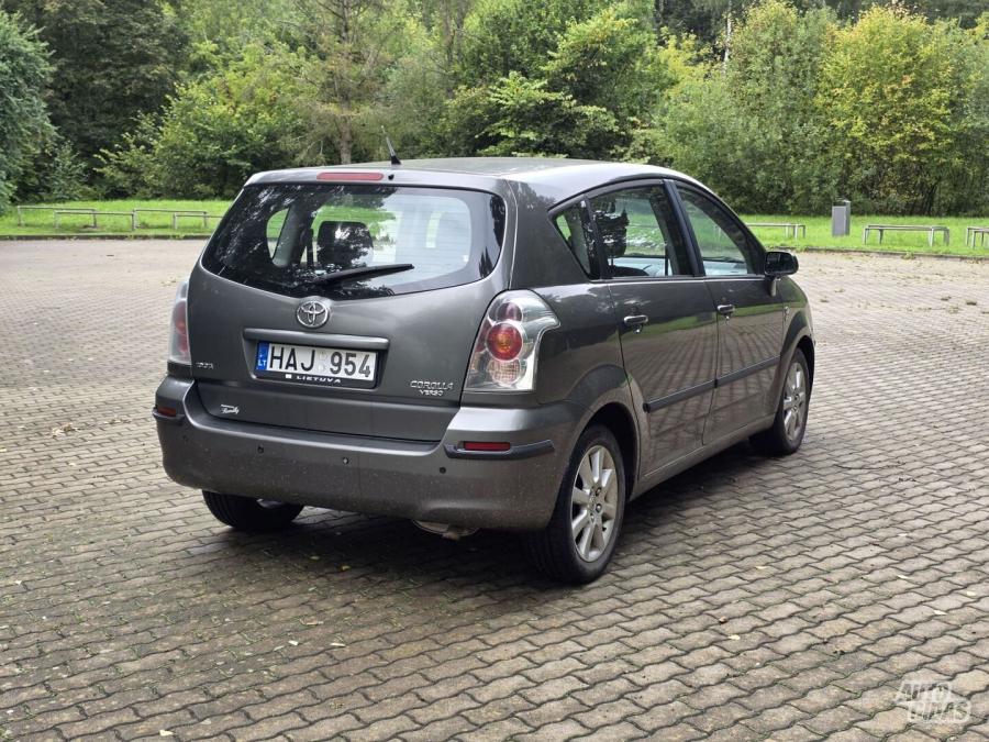 Grey Toyota Corolla Verso 2005 in Kaunas, with an engine capacity of 2.00 L and mileage of 284 thousand km for 1950 €, photo 8 on AUTOMOTO.COM.LV