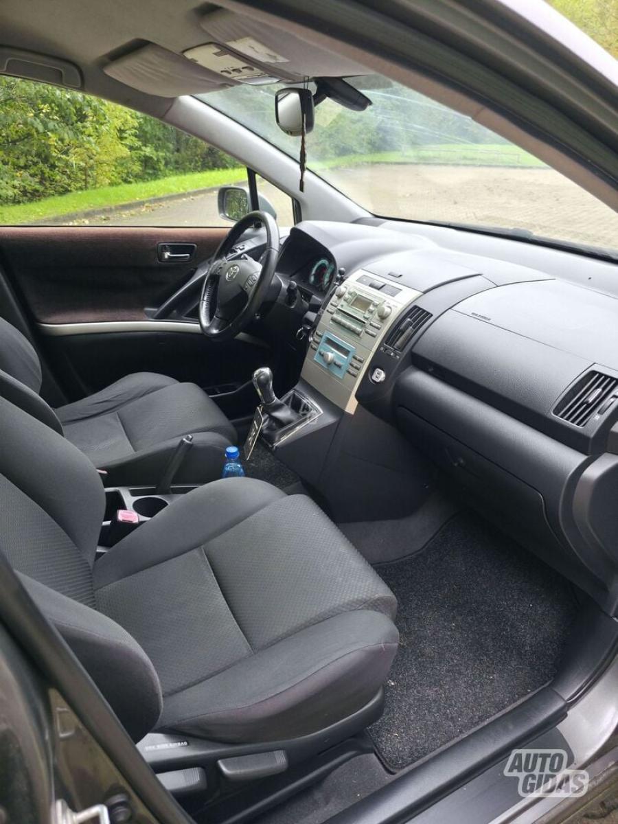 Grey Toyota Corolla Verso 2005 in Kaunas, with an engine capacity of 2.00 L and mileage of 284 thousand km for 1950 €, photo 12 on AUTOMOTO.COM.LV