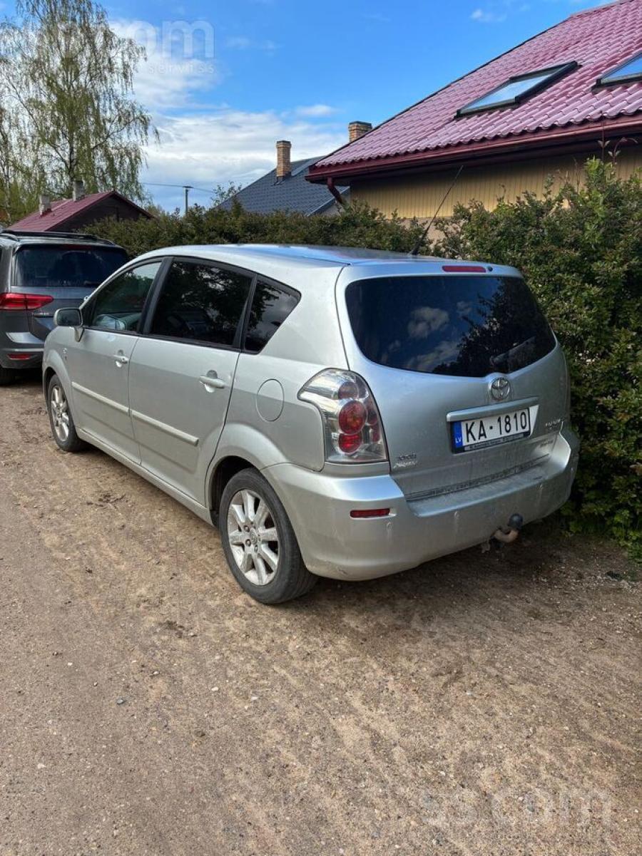 Grey Toyota Corolla Verso 2006 in Valmiera, with an engine capacity of 2.20 L and mileage of 322 thousand km for 1300 €, photo 1 on AUTOMOTO.COM.LV