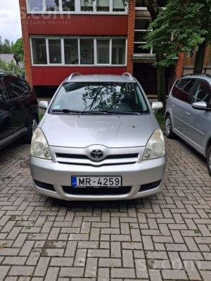 Pelēks Toyota Corolla Verso 2006 Rīga, ar dzinēja tilpumu 2.20 L un nobraukumu 339 tūkst. km par 2000 €, foto 1 vietnē AUTOMOTO.COM.LV