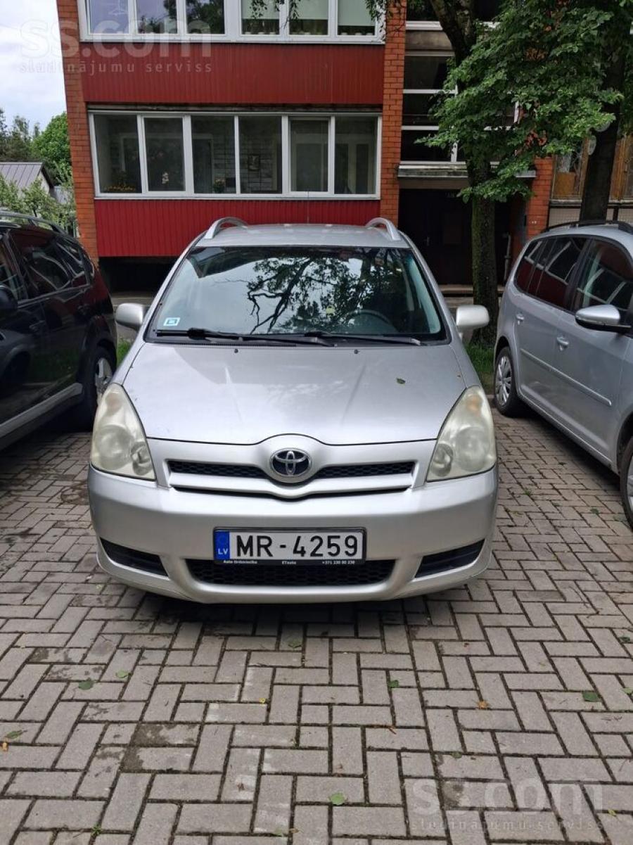 Pelēks Toyota Corolla Verso 2006 Rīga, ar dzinēja tilpumu 2.20 L un nobraukumu 339 tūkst. km par 2000 €, foto 1 vietnē AUTOMOTO.COM.LV