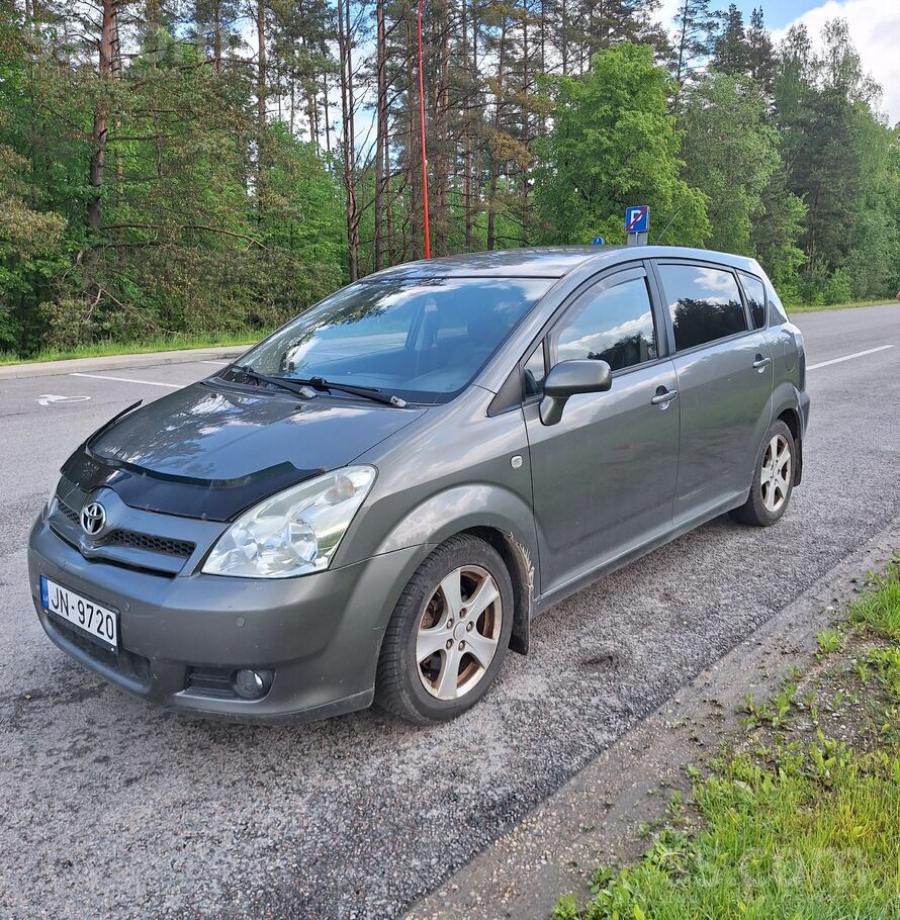 Grey Toyota Corolla Verso 2006 in Jekabpils, with an engine capacity of 2.20 L and mileage of 223 thousand km for 1800 €, photo 1 on AUTOMOTO.COM.LV