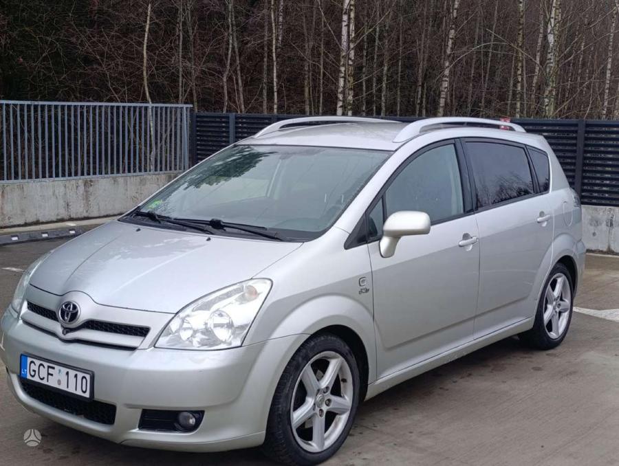 Pelēks Toyota Corolla Verso 2006 Viļņa, ar dzinēja tilpumu 2.20 L un nobraukumu 280 tūkst. km par 1800 €, foto 1 vietnē AUTOMOTO.COM.LV
