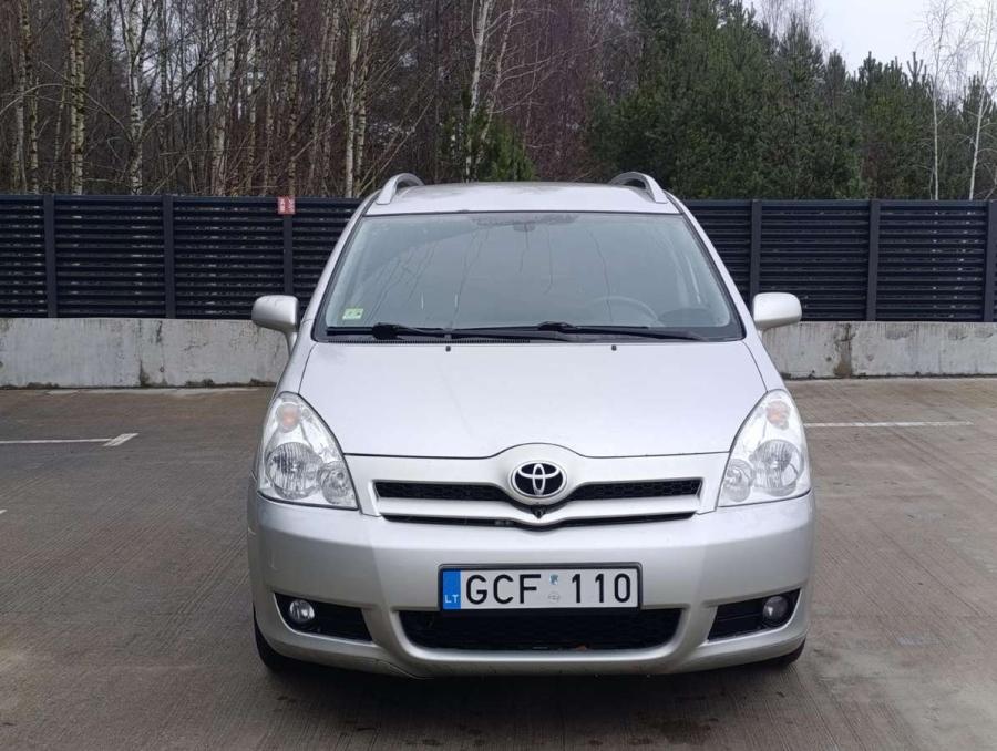 Pelēks Toyota Corolla Verso 2006 Viļņa, ar dzinēja tilpumu 2.20 L un nobraukumu 280 tūkst. km par 1800 €, foto 3 vietnē AUTOMOTO.COM.LV