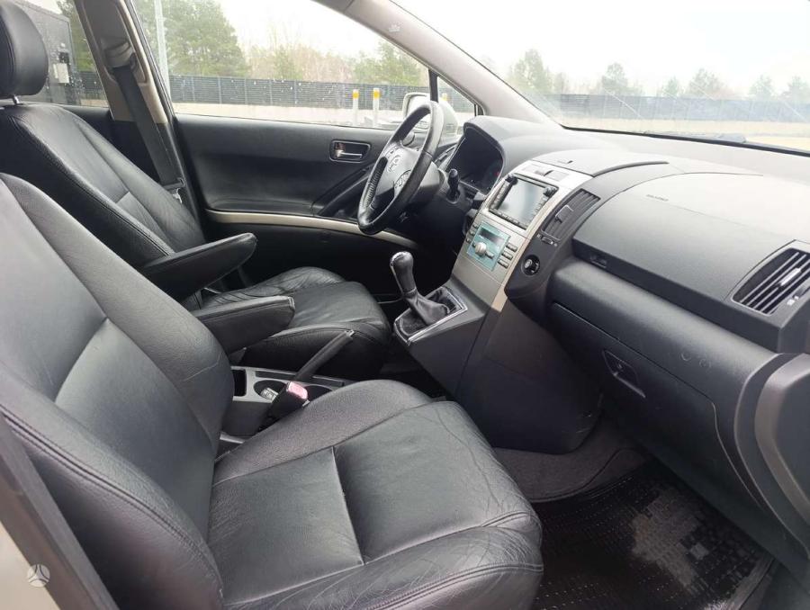 Pelēks Toyota Corolla Verso 2006 Viļņa, ar dzinēja tilpumu 2.20 L un nobraukumu 280 tūkst. km par 1800 €, foto 7 vietnē AUTOMOTO.COM.LV