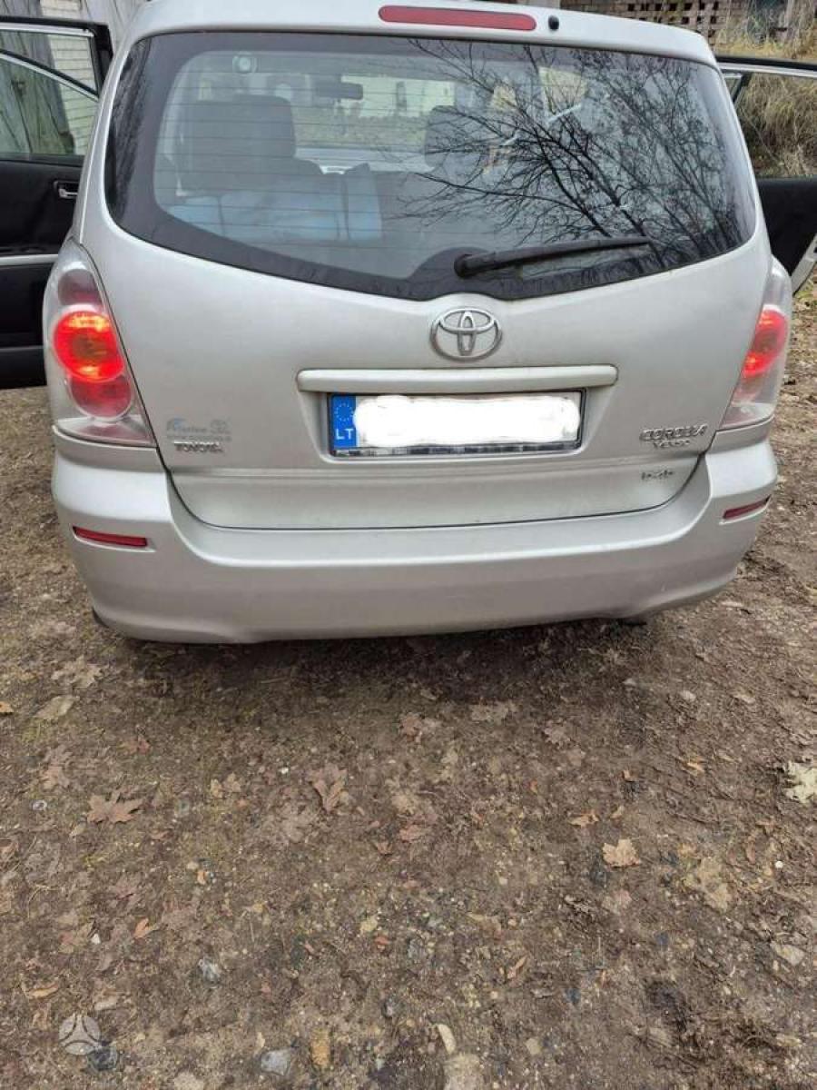 Grey Toyota Corolla Verso 2006 in Vilnius, with an engine capacity of 2.23 L and mileage of 171 thousand km for 2650 €, photo 3 on AUTOMOTO.COM.LV