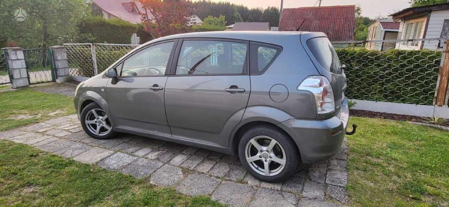Pelēks Toyota Corolla Verso 2006 Kauņa, ar dzinēja tilpumu 2.23 L un nobraukumu 290 tūkst. km par 2600 €, foto 1 vietnē AUTOMOTO.COM.LV