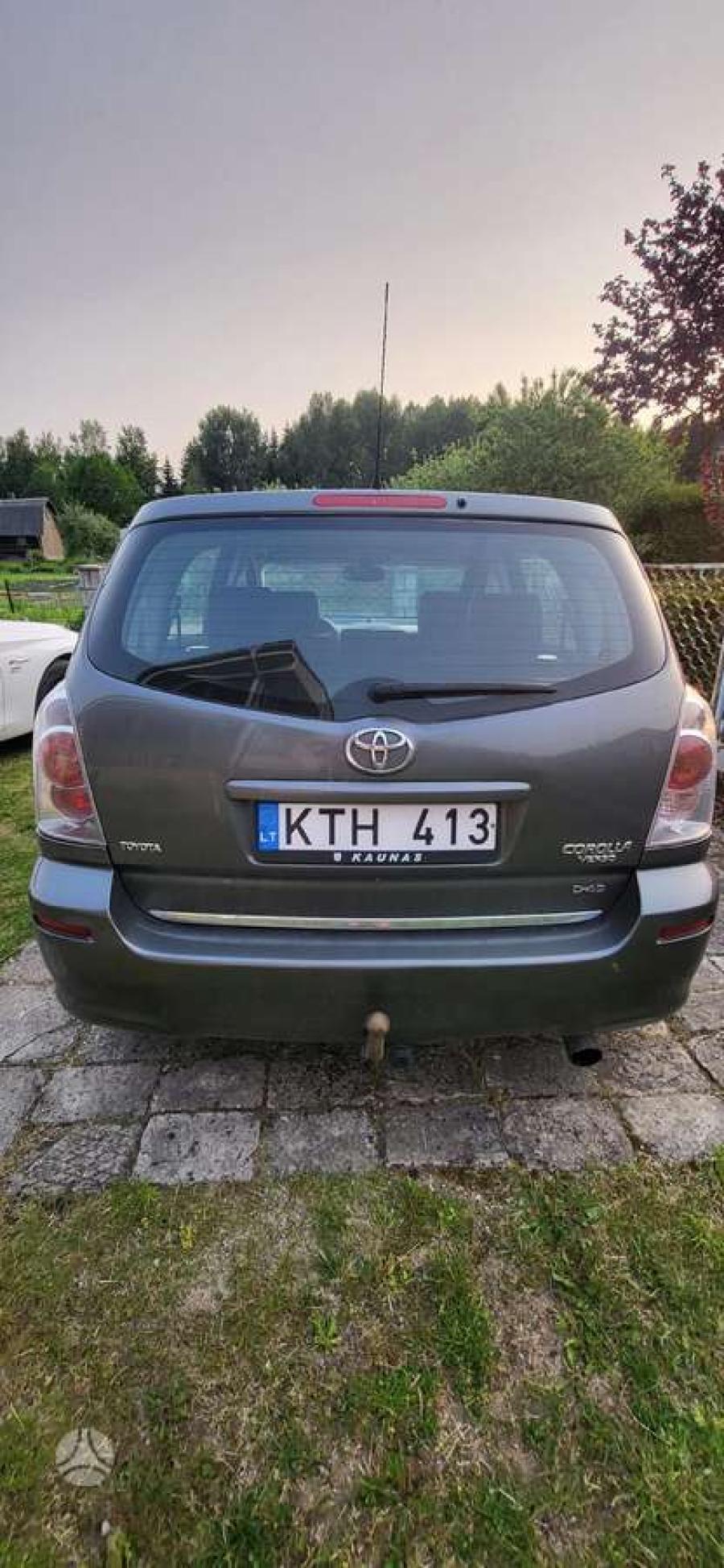 Pelēks Toyota Corolla Verso 2006 Kauņa, ar dzinēja tilpumu 2.23 L un nobraukumu 290 tūkst. km par 2600 €, foto 4 vietnē AUTOMOTO.COM.LV