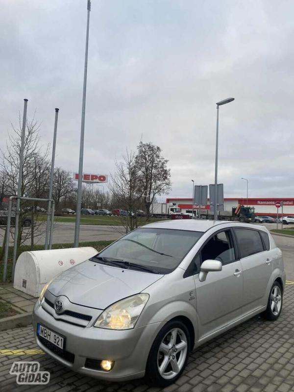 Pelēks Toyota Corolla Verso 2006 Pakruojis, ar dzinēja tilpumu 2.20 L un nobraukumu 300 tūkst. km par 1800 €, foto 1 vietnē AUTOMOTO.COM.LV