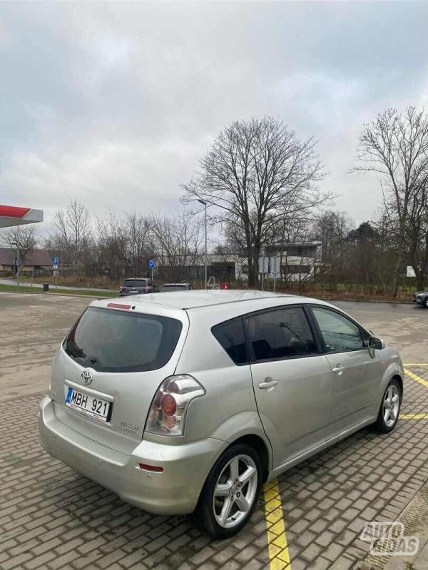 Pelēks Toyota Corolla Verso 2006 Pakruojis, ar dzinēja tilpumu 2.20 L un nobraukumu 300 tūkst. km par 1800 €, foto 3 vietnē AUTOMOTO.COM.LV