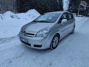 Pelēks Toyota Corolla Verso 2006 Viļņa, ar dzinēja tilpumu 2.20 L un nobraukumu 195 tūkst. km par 2000 €, foto  vietnē AUTOMOTO.COM.LV