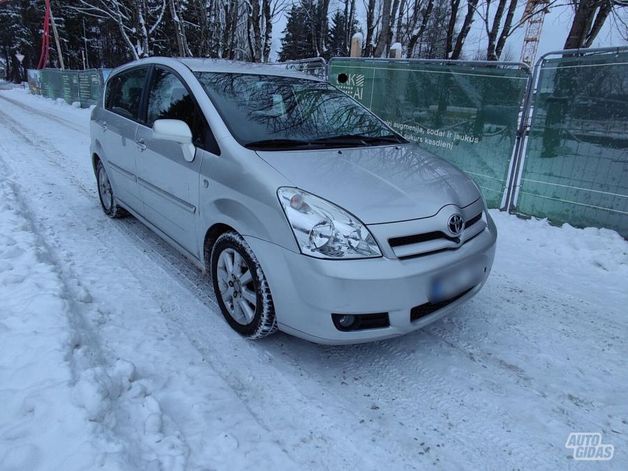 Grey Toyota Corolla Verso 2006 in Vilnius, with an engine capacity of 2.20 L and mileage of 195 thousand km for 2000 €, photo 3 on AUTOMOTO.COM.LV