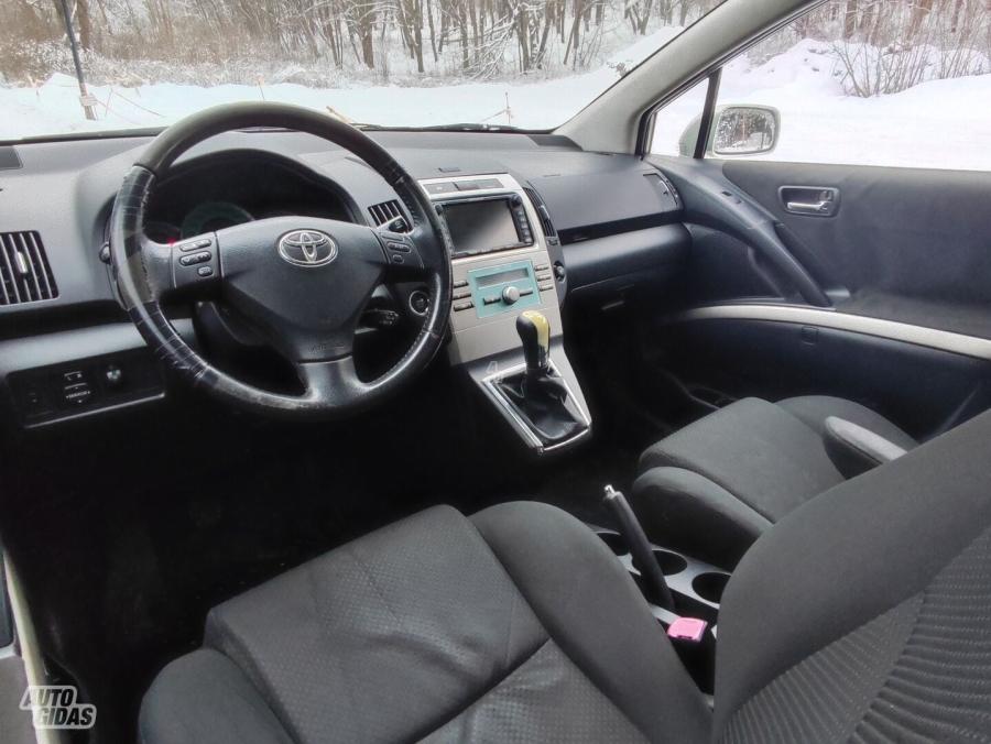 Grey Toyota Corolla Verso 2006 in Vilnius, with an engine capacity of 2.20 L and mileage of 195 thousand km for 2000 €, photo 7 on AUTOMOTO.COM.LV