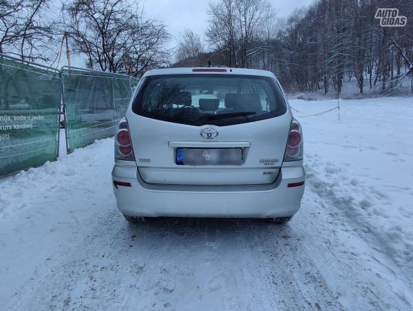 Pelēks Toyota Corolla Verso 2006 Viļņa, ar dzinēja tilpumu 2.20 L un nobraukumu 196 tūkst. km par 1800 €, foto 5 vietnē AUTOMOTO.COM.LV