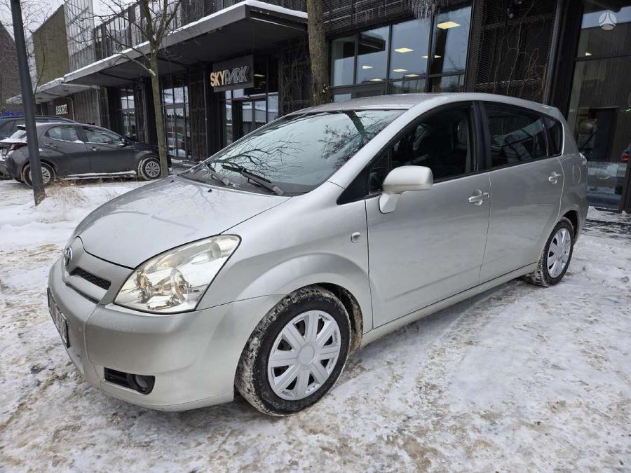 Pelēks Toyota Corolla Verso 2006 Viļņa, ar dzinēja tilpumu 2.23 L un nobraukumu 294 tūkst. km par 1850 €, foto 1 vietnē AUTOMOTO.COM.LV