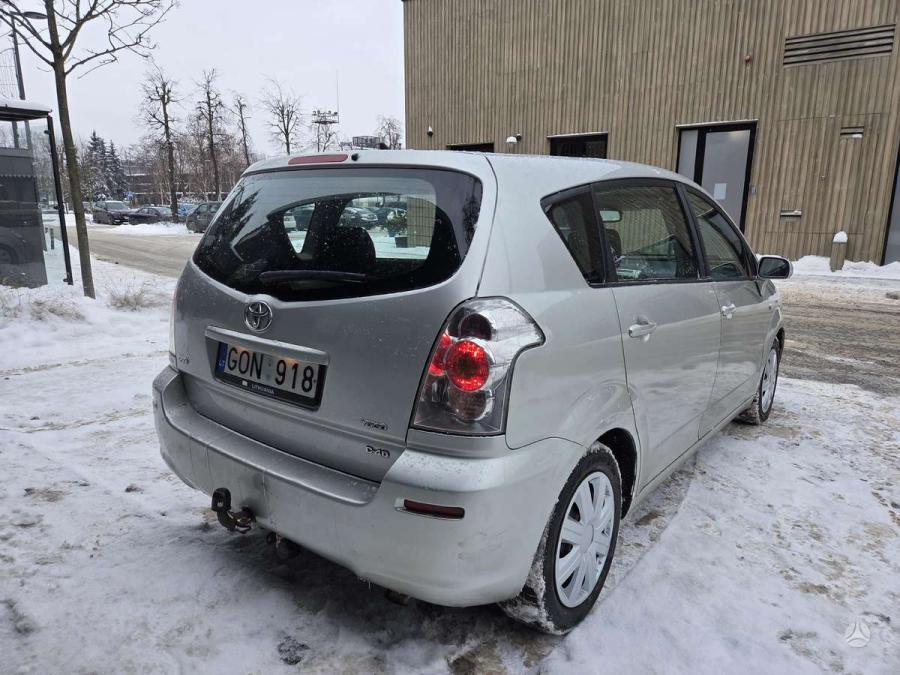Pelēks Toyota Corolla Verso 2006 Viļņa, ar dzinēja tilpumu 2.23 L un nobraukumu 294 tūkst. km par 1850 €, foto 3 vietnē AUTOMOTO.COM.LV