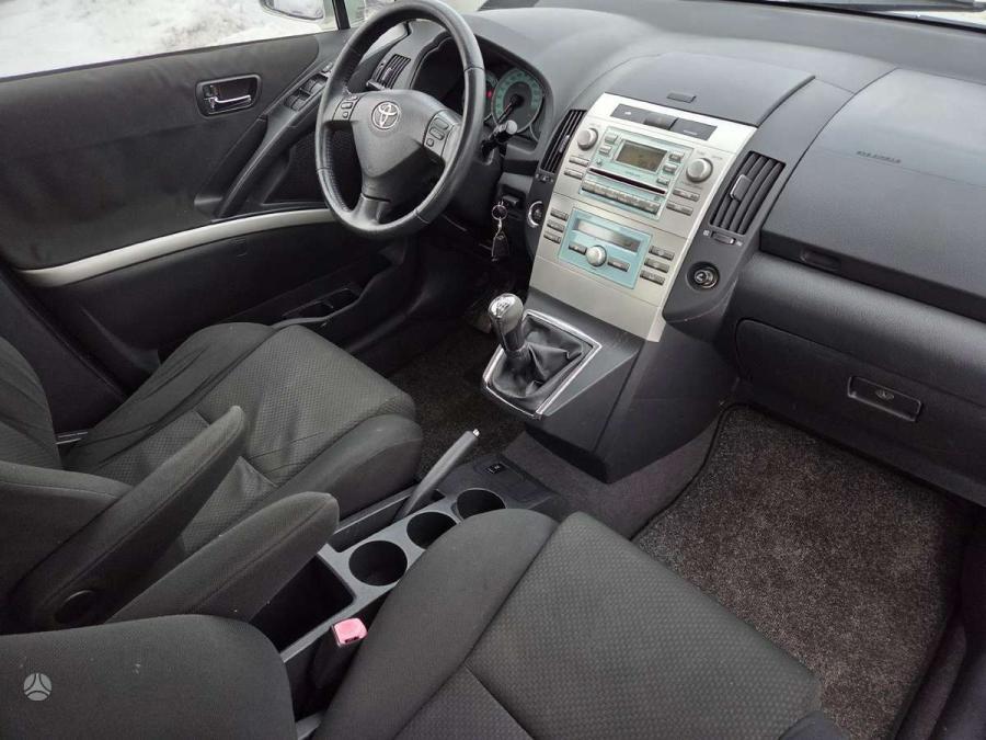 Pelēks Toyota Corolla Verso 2006 Viļņa, ar dzinēja tilpumu 2.23 L un nobraukumu 294 tūkst. km par 1850 €, foto 6 vietnē AUTOMOTO.COM.LV