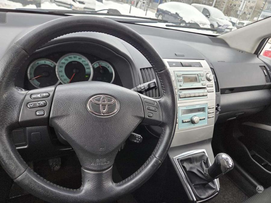 Pelēks Toyota Corolla Verso 2006 Viļņa, ar dzinēja tilpumu 2.23 L un nobraukumu 294 tūkst. km par 1850 €, foto 8 vietnē AUTOMOTO.COM.LV