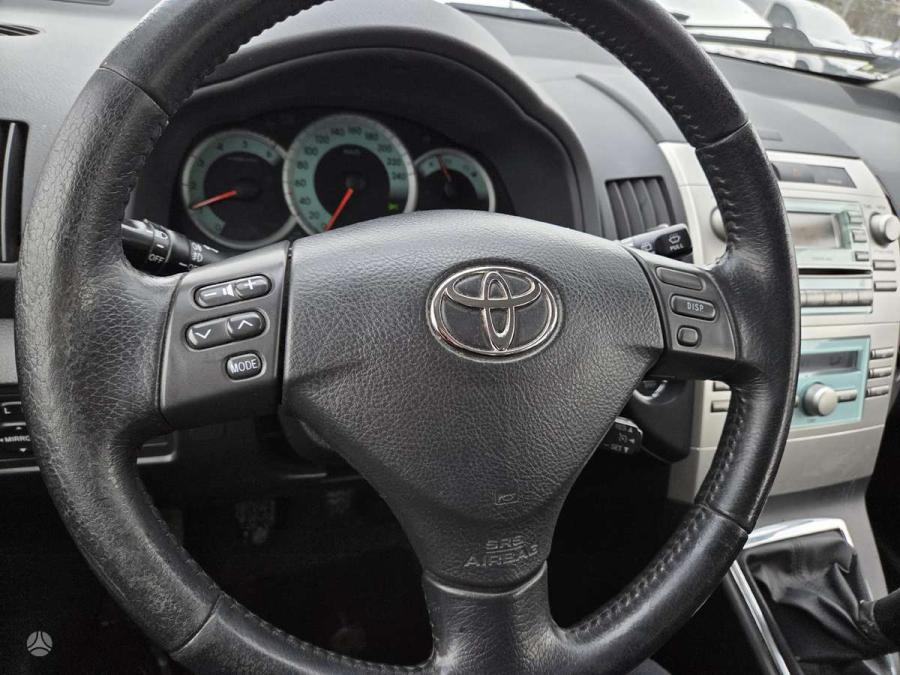 Pelēks Toyota Corolla Verso 2006 Viļņa, ar dzinēja tilpumu 2.23 L un nobraukumu 294 tūkst. km par 1850 €, foto 9 vietnē AUTOMOTO.COM.LV