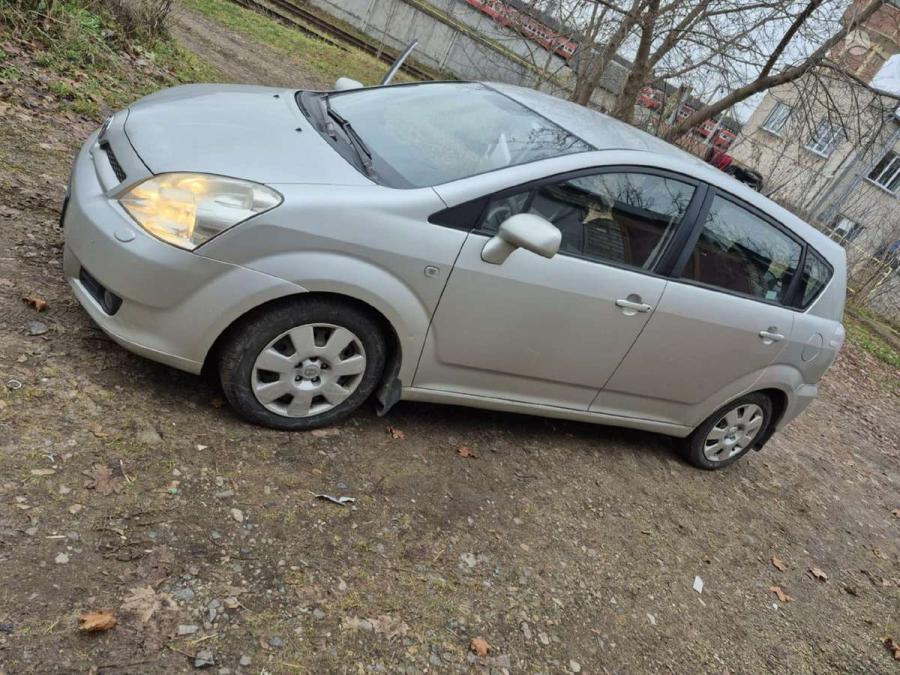 Grey Toyota Corolla Verso 2006 in Vilnius, with an engine capacity of 2.23 L and mileage of 181 thousand km for 2550 €, photo 1 on AUTOMOTO.COM.LV