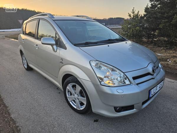 Pelēks Toyota Corolla Verso 2006 Viļņa, ar dzinēja tilpumu 2.20 L un nobraukumu 335 tūkst. km par 2700 €, foto 3 vietnē AUTOMOTO.COM.LV