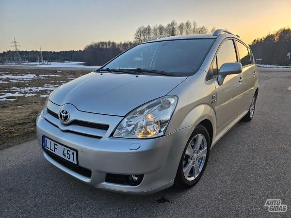 Pelēks Toyota Corolla Verso 2006 Viļņa, ar dzinēja tilpumu 2.20 L un nobraukumu 335 tūkst. km par 2700 €, foto 5 vietnē AUTOMOTO.COM.LV