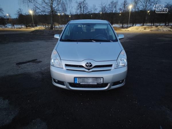 Grey Toyota Corolla Verso 2006 in Vilnius, with an engine capacity of 2.20 L and mileage of 196 thousand km for 1400 €, photo 1 on AUTOMOTO.COM.LV
