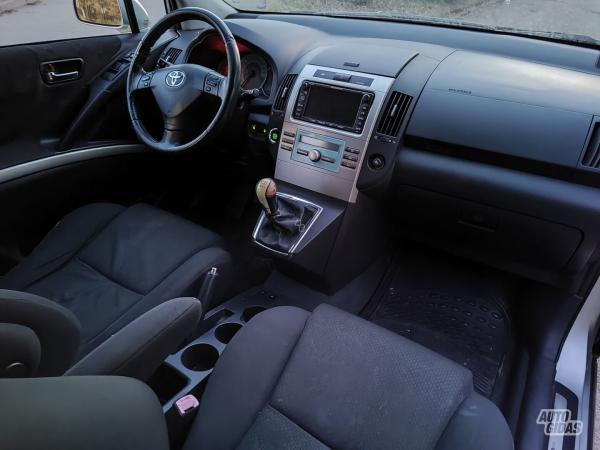 Pelēks Toyota Corolla Verso 2006 Viļņa, ar dzinēja tilpumu 2.20 L un nobraukumu 196 tūkst. km par 1500 €, foto 6 vietnē AUTOMOTO.COM.LV