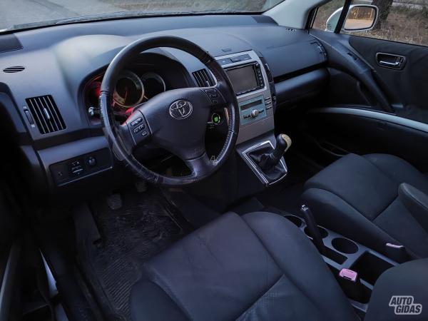 Pelēks Toyota Corolla Verso 2006 Viļņa, ar dzinēja tilpumu 2.20 L un nobraukumu 196 tūkst. km par 1500 €, foto 7 vietnē AUTOMOTO.COM.LV