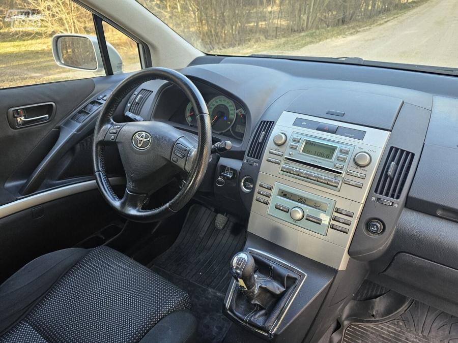 Pelēks Toyota Corolla Verso 2006 Viļņa, ar dzinēja tilpumu 2.20 L un nobraukumu 336 tūkst. km par 2000 €, foto 6 vietnē AUTOMOTO.COM.LV