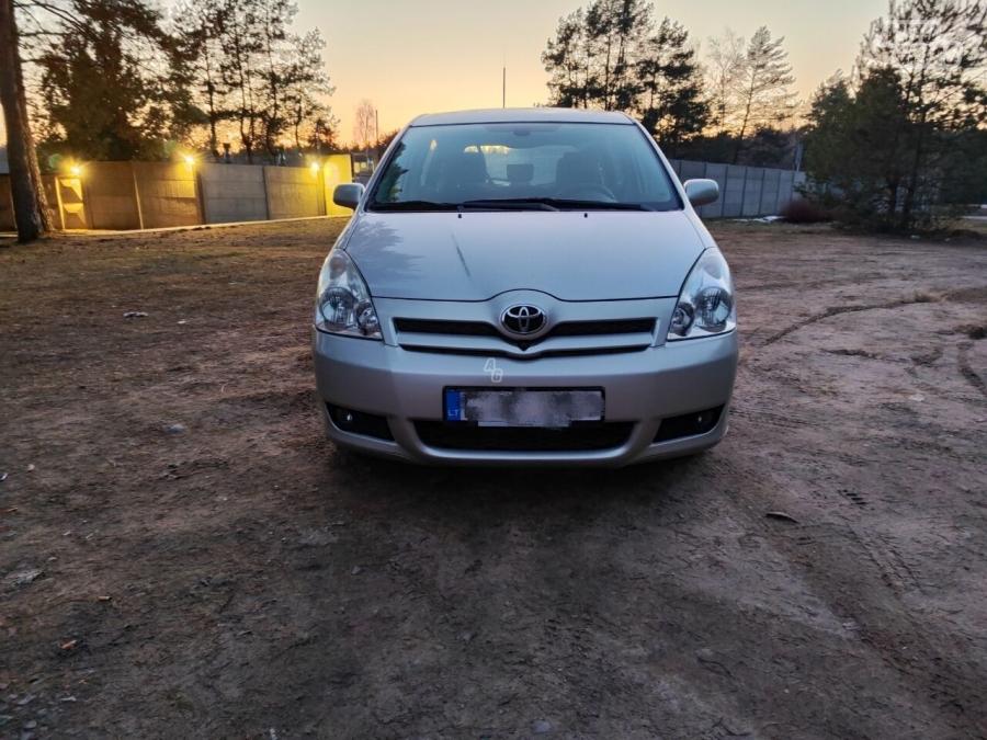Pelēks Toyota Corolla Verso 2006 Viļņa, ar dzinēja tilpumu 2.20 L un nobraukumu 196 tūkst. km par 1500 €, foto 3 vietnē AUTOMOTO.COM.LV