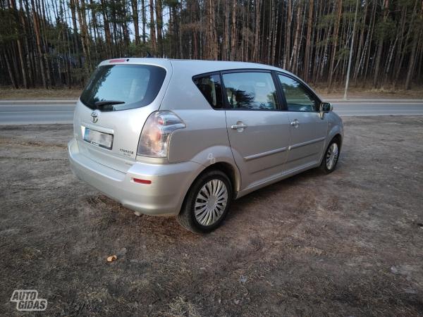Pelēks Toyota Corolla Verso 2006 Viļņa, ar dzinēja tilpumu 2.20 L un nobraukumu 196 tūkst. km par 1500 €, foto 4 vietnē AUTOMOTO.COM.LV