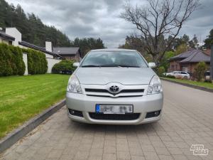 Pelēks Toyota Corolla Verso 2006 Viļņa, ar dzinēja tilpumu 2.20 L un nobraukumu 196 tūkst. km par 1800 €, foto 5 vietnē AUTOMOTO.COM.LV