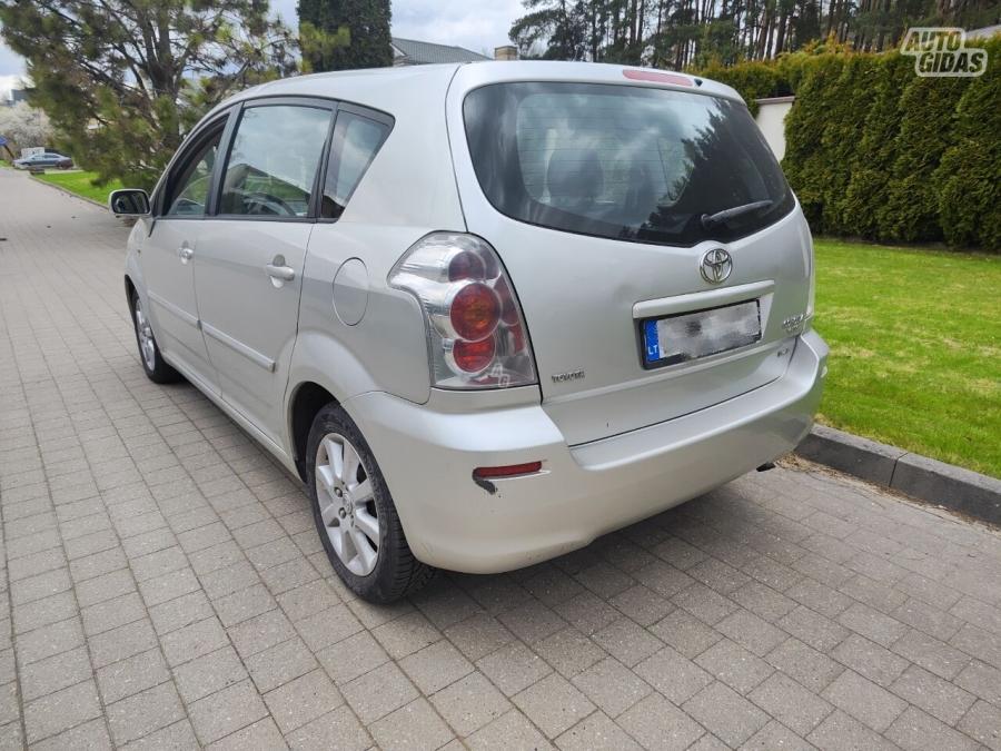 Pelēks Toyota Corolla Verso 2006 Viļņa, ar dzinēja tilpumu 2.20 L un nobraukumu 196 tūkst. km par 1800 €, foto 8 vietnē AUTOMOTO.COM.LV