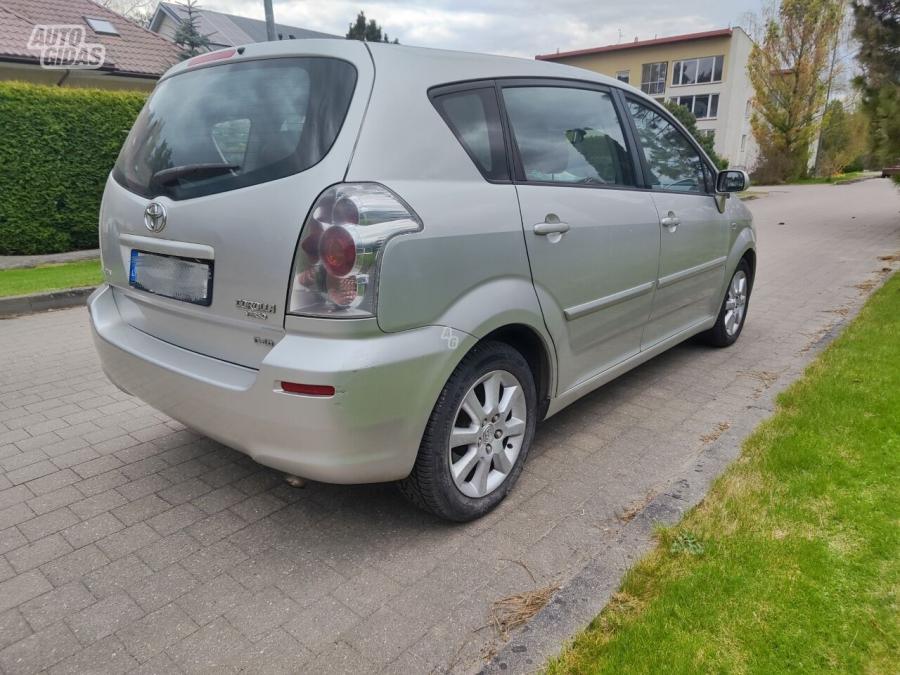 Pelēks Toyota Corolla Verso 2006 Viļņa, ar dzinēja tilpumu 2.20 L un nobraukumu 196 tūkst. km par 1700 €, foto 7 vietnē AUTOMOTO.COM.LV