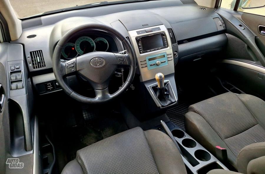 Grey Toyota Corolla Verso 2006 in Radviliskis, with an engine capacity of 2.20 L and mileage of 284 thousand km for 2450 €, photo 13 on AUTOMOTO.COM.LV