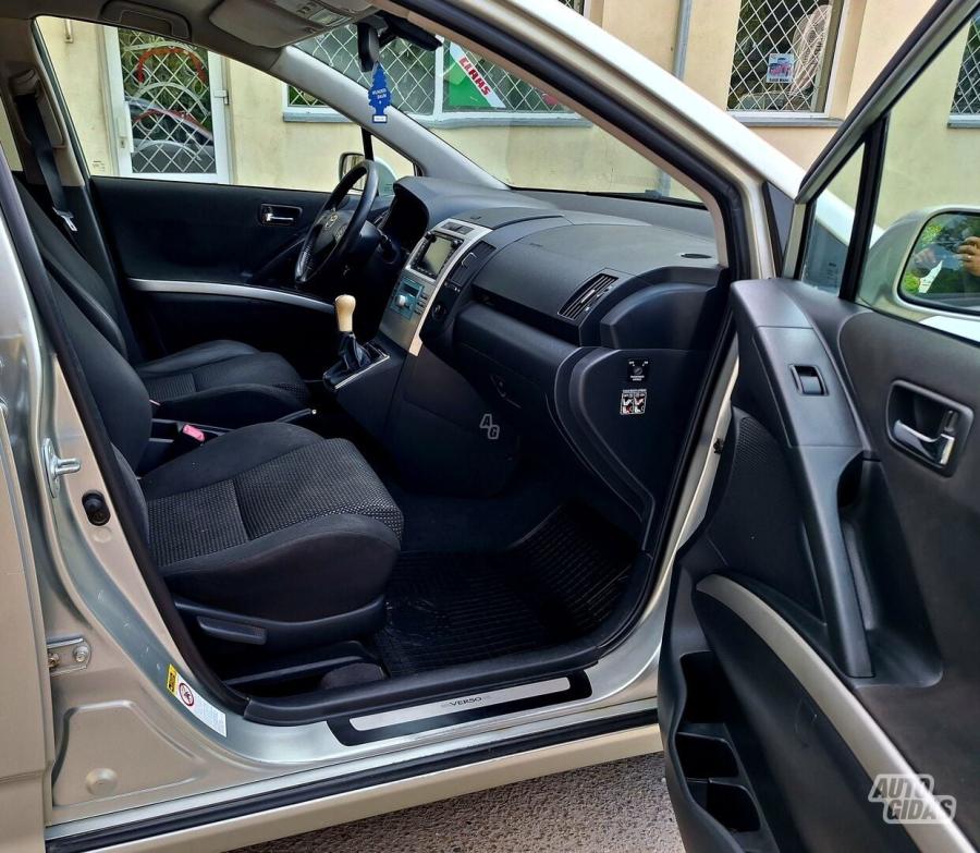 Grey Toyota Corolla Verso 2006 in Radviliskis, with an engine capacity of 2.20 L and mileage of 284 thousand km for 2450 €, photo 16 on AUTOMOTO.COM.LV