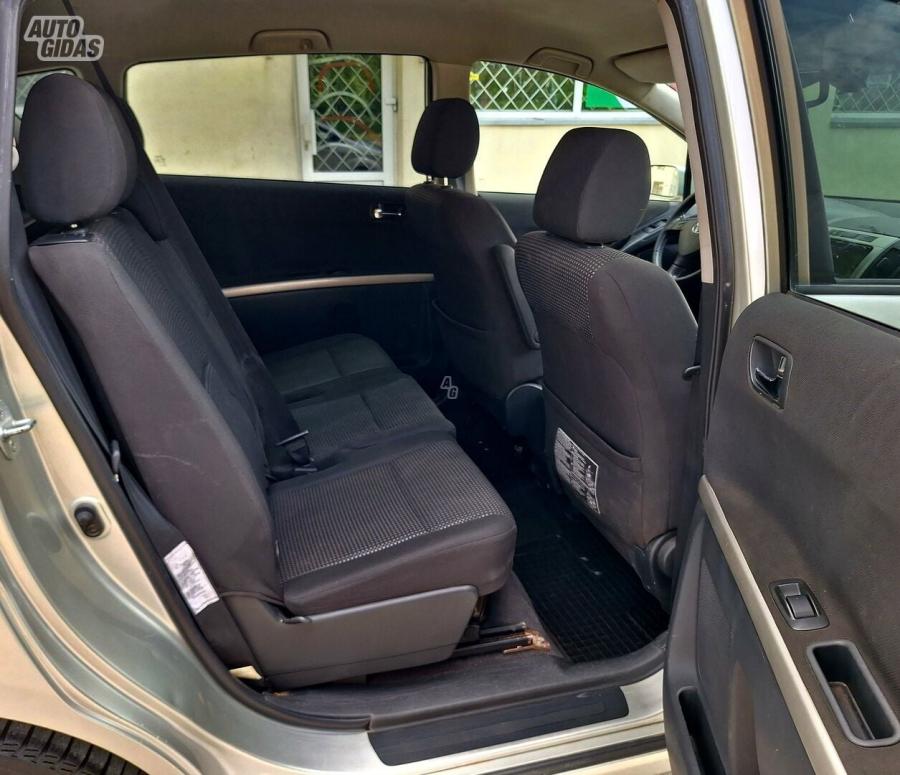 Grey Toyota Corolla Verso 2006 in Radviliskis, with an engine capacity of 2.20 L and mileage of 284 thousand km for 2450 €, photo 17 on AUTOMOTO.COM.LV