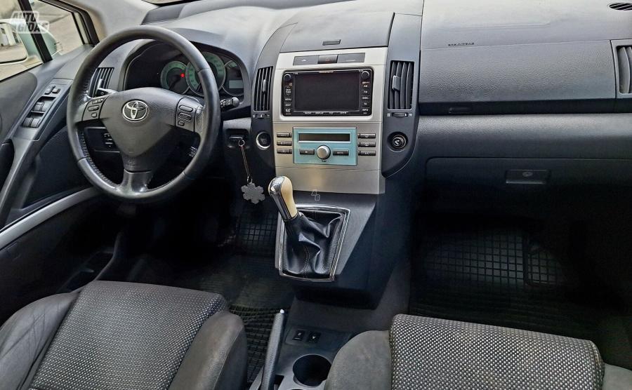 Grey Toyota Corolla Verso 2006 in Radviliskis, with an engine capacity of 2.20 L and mileage of 284 thousand km for 2450 €, photo 18 on AUTOMOTO.COM.LV