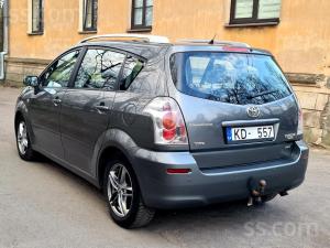 Pelēks Toyota Corolla Verso 2006 Rīga, ar dzinēja tilpumu 2.20 L un nobraukumu 354 tūkst. km par 1500 €, foto 3 vietnē AUTOMOTO.COM.LV